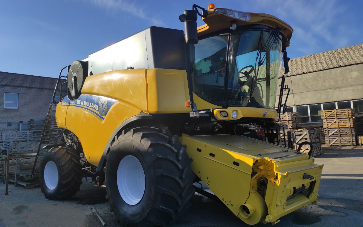 Комбайн New Holland CR9080 2014 без жатки купить в Техноторг